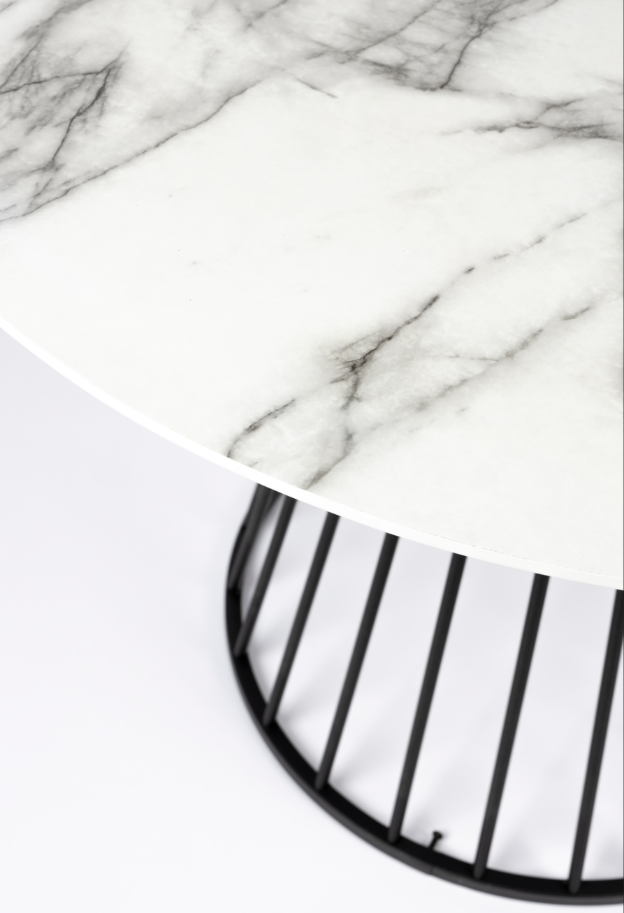 Floris Round Table – April & The Bear